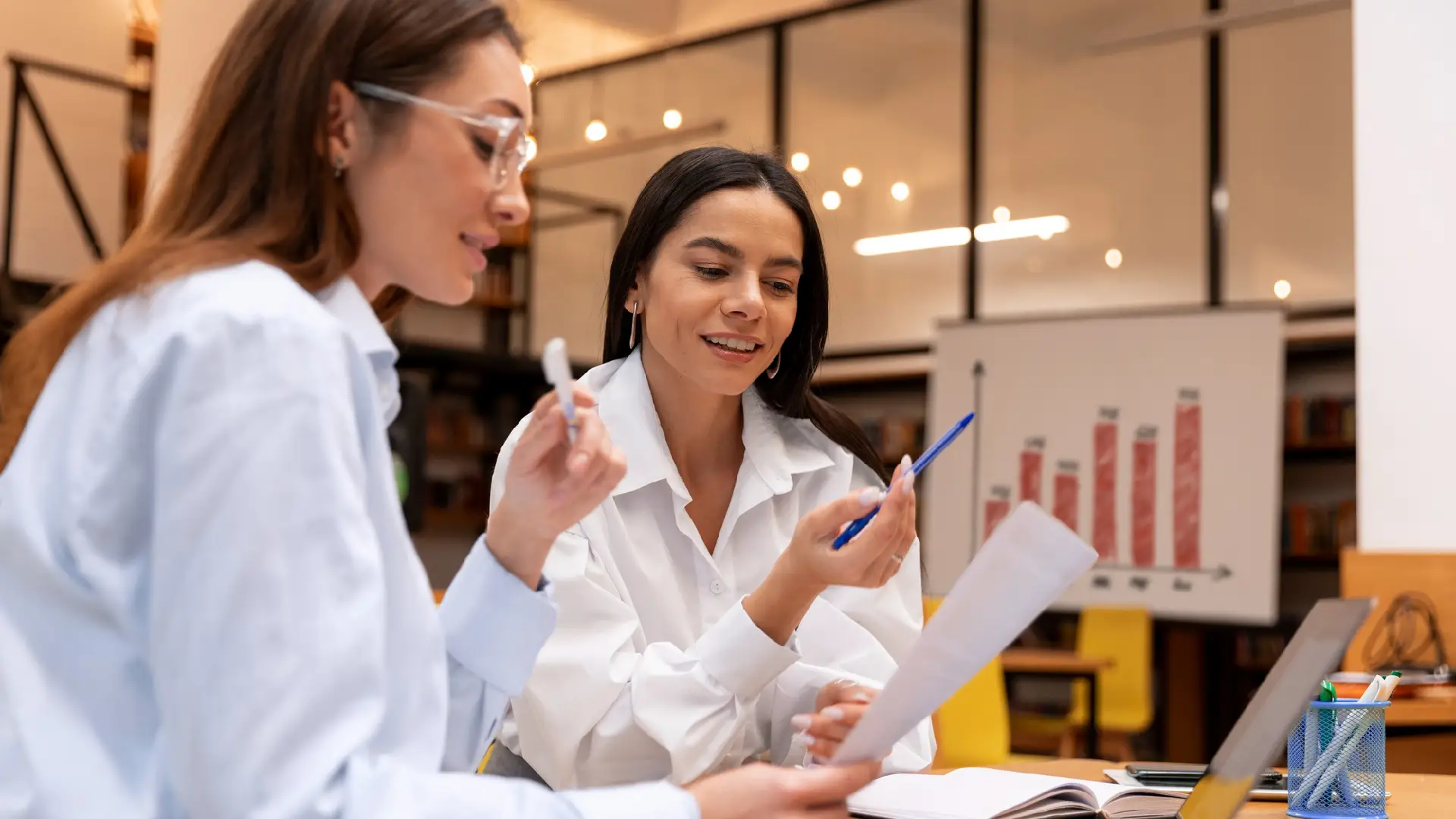 Por qué las mujeres también deben hablar de negocios, finanzas y dinero - Revista Y/O